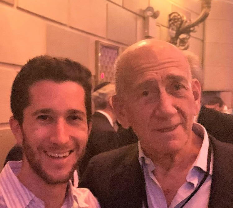 המרגל 1: עו"ד אסף שמואלביץ' (31) הוא המרגל ג'יימס בונד שחדר לחדרים ...